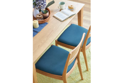 さりげない上品さを感じさせるシャープなデザイン｜No.2900ダイニングチェア｜製品一覧｜浜本工芸株式会社